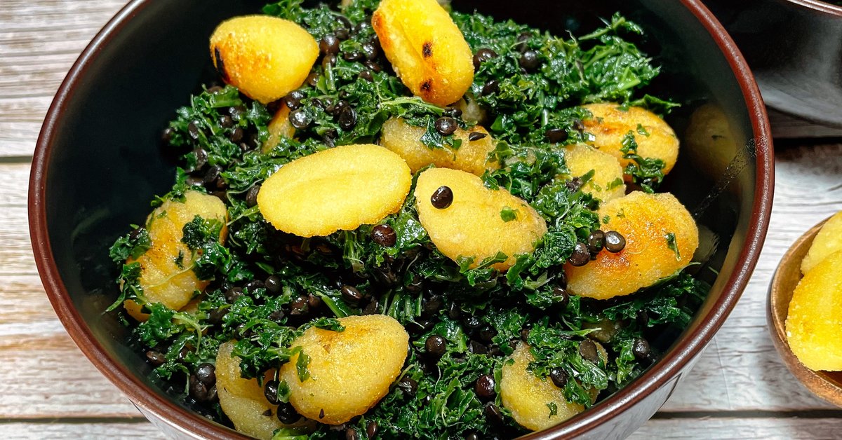 Grünkohl-Bowl mit Gnocchi und Belugalinsen | Now Vegan